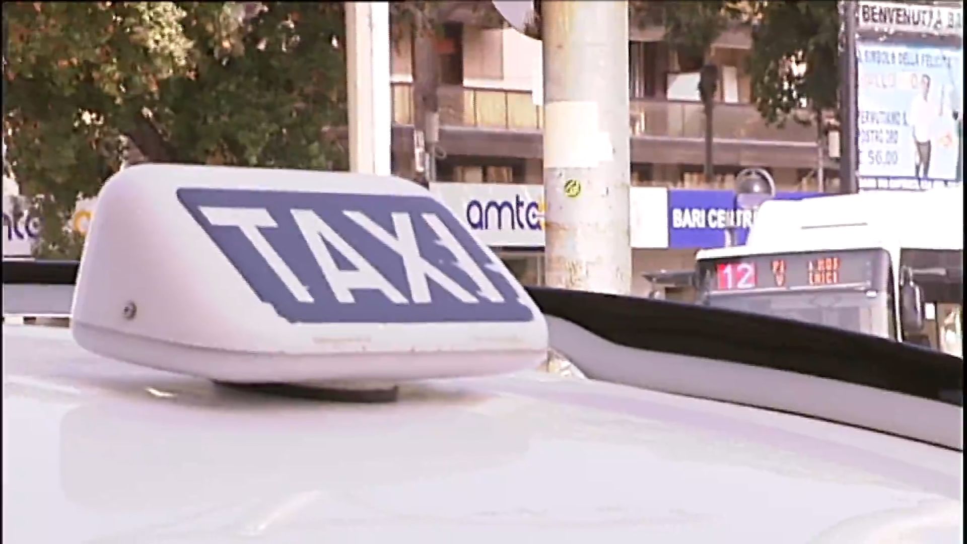 Bari: il taxi con la doppia guida - Telenorba