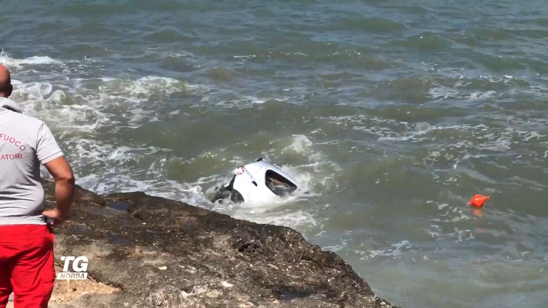 Torre a Mare, auto finisce in mare: morta una 21enne barese - Telenorba