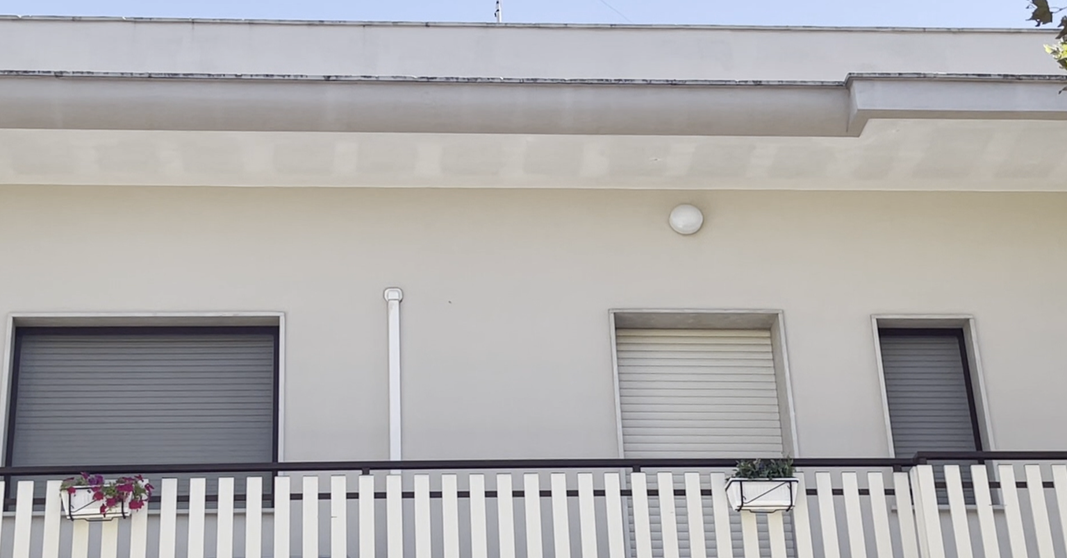 Resta fuori casa con il figlioletto all'interno: giovane mamma cerca di ...