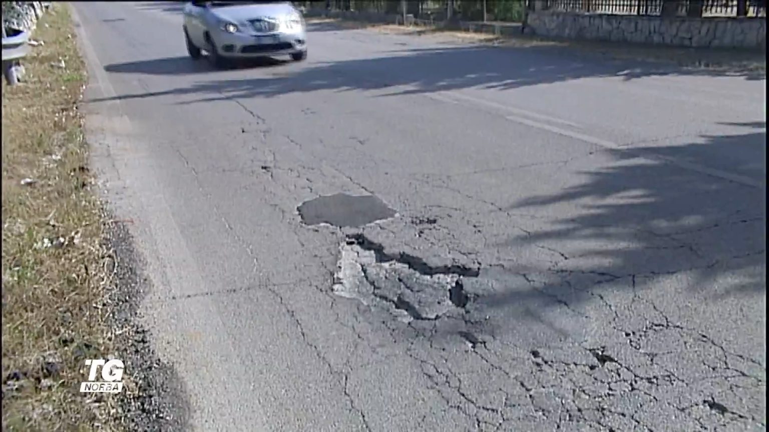 Provinciale Adelfia-Valenzano: strada dissestata e cumuli di rifiuti
