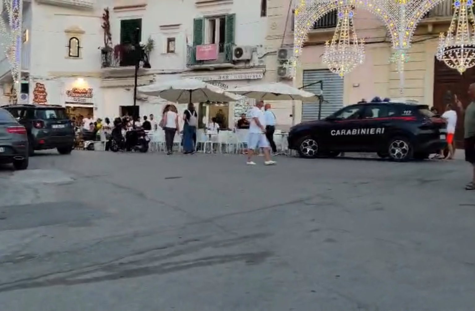 Vieste, sparatoria nella piazza piena di turisti: ferito 42enne - Telenorba